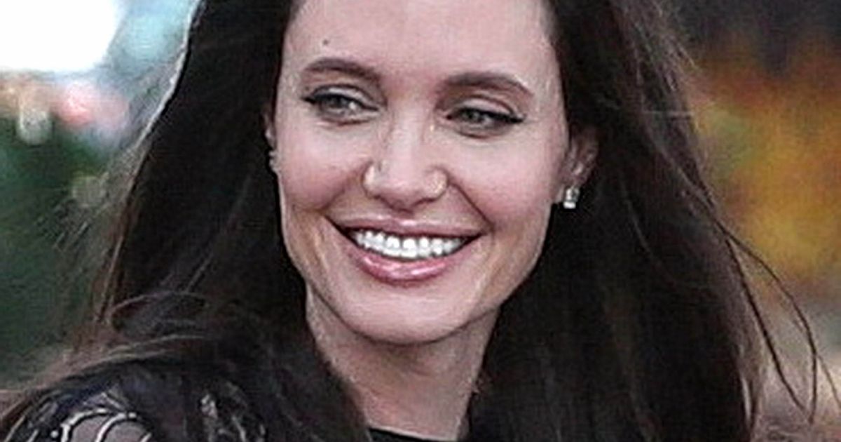 Angelina Jolie, radieuse et souriante, rend visite au roi du Cambodge ... Angelina Jolie, radieuse et souriante, rend visite au roi du Cambodge ...