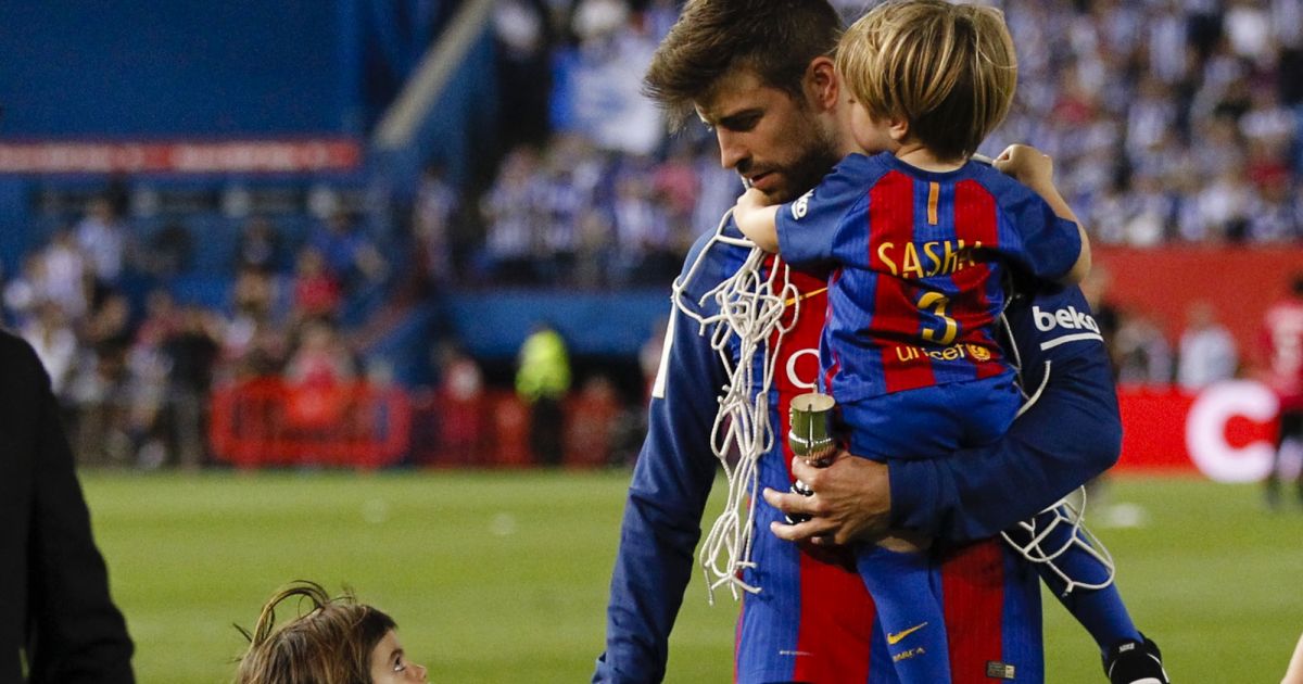 Gerard Pique avec ses enfants Milan et Sasha après la victoire du FC ...