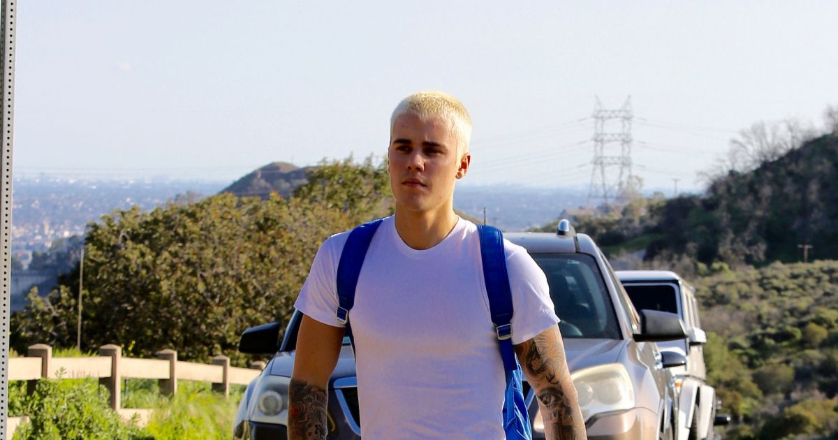 Justin Bieber arrive au volant de sa jeep Mercedes et fait une balade ...