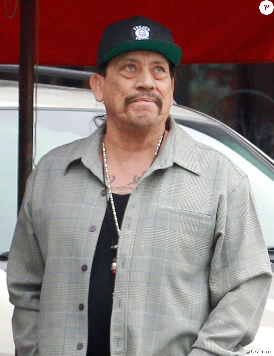 Exclusif - Danny Trejo caresse un chien devant son nouveau restaurant ...