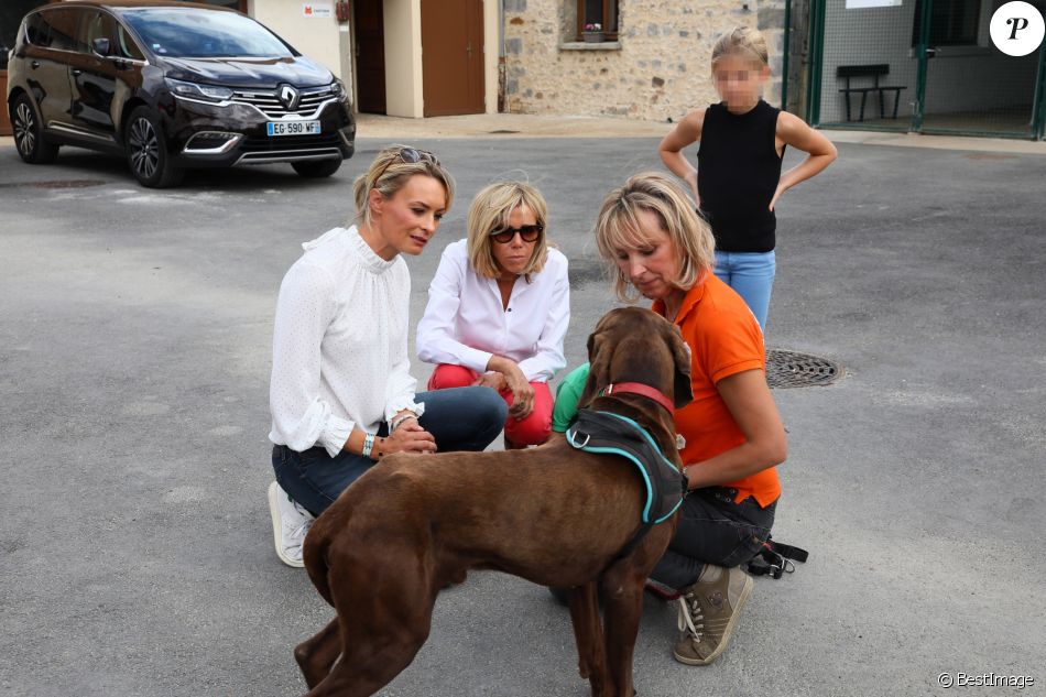 Brigitte Macron (Trogneux) se rend au refuge SPA d'Hermeray (78 ...