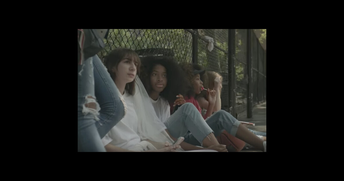 Charlotte Gainsbourg en mariée avec sa fille Alice : Images de son clip ...