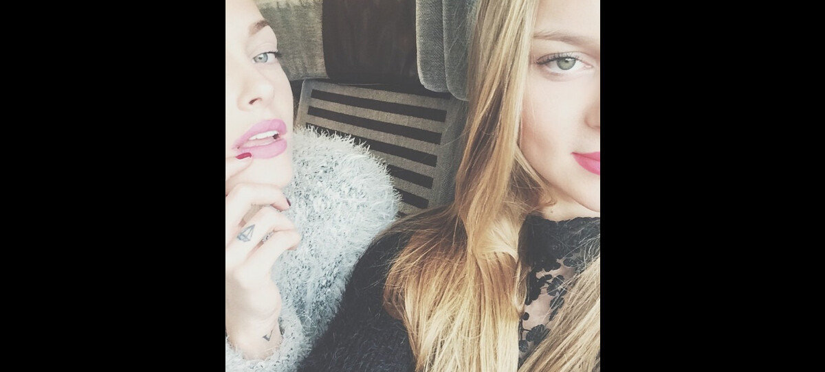 Photo : Caroline Receveur et sa soeur Mathilde dans le train pour ...
