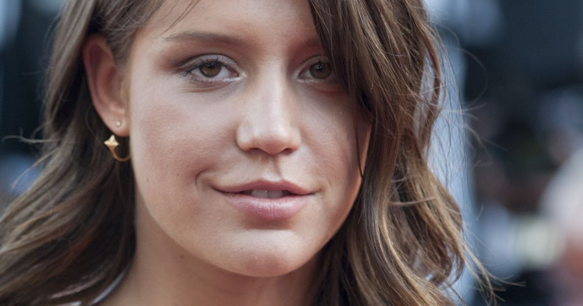 Adèle Exarchopoulos à la montée des marches de la soirée du 70e ...