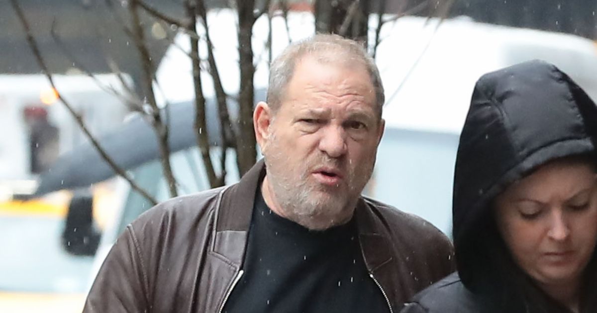 Harvey Weinstein se promène dans les rues de New York, le 7 mars 2017 ...