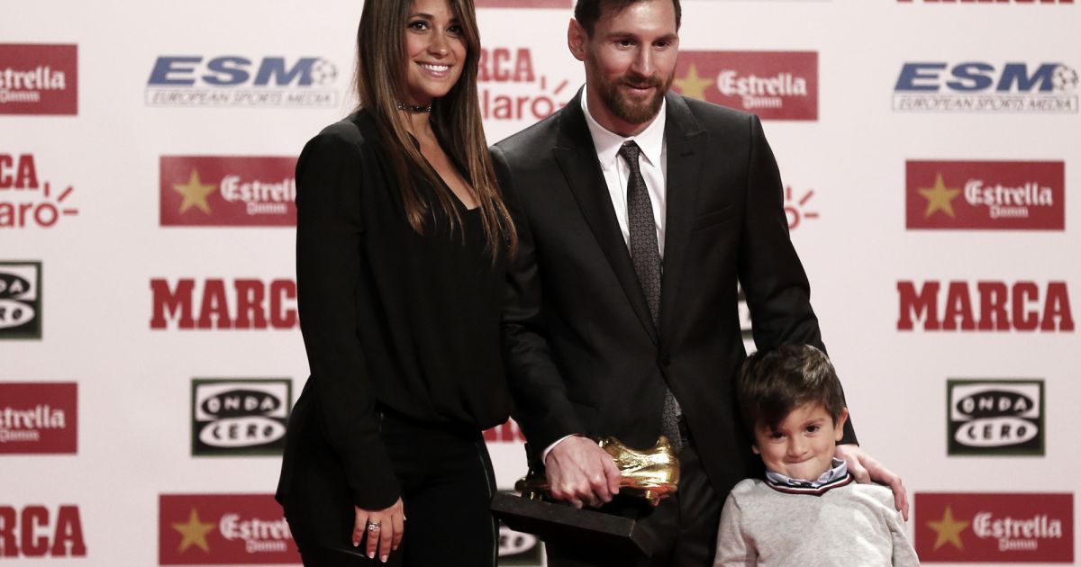 Lionel Messi, sa femme Antonella Roccuzzo et leur fils Thiago - Remise ...
