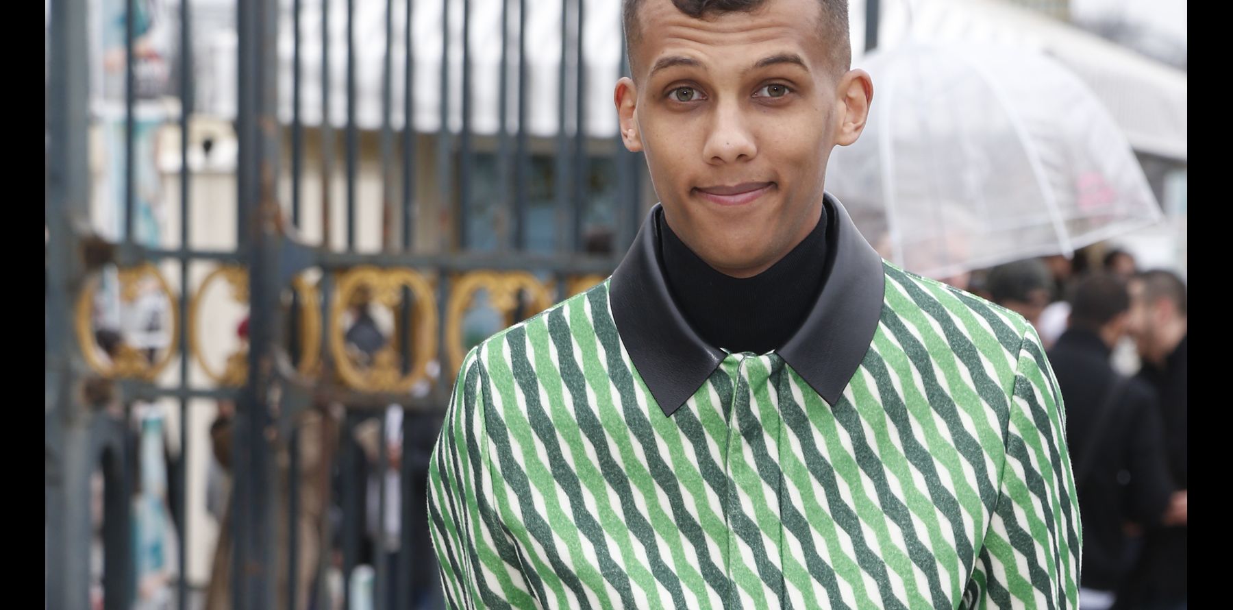 Stromae cheveux mi-longs et lisses : Son nouveau look surprenant ...