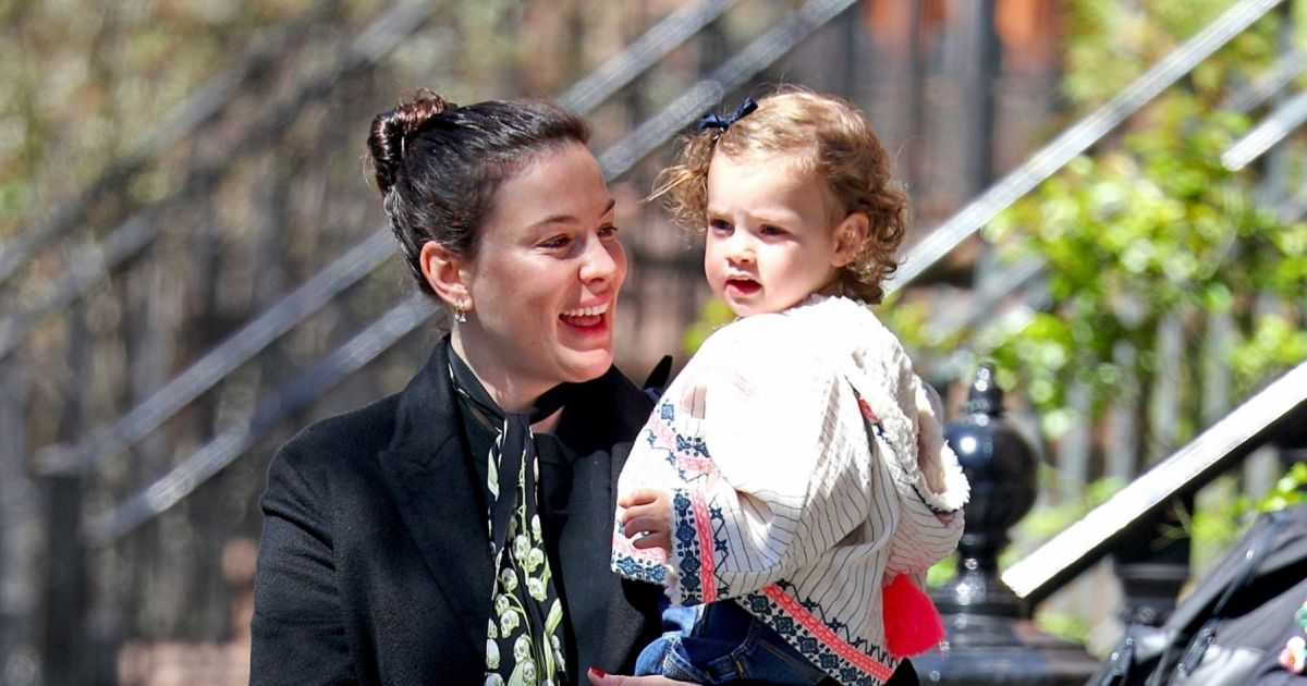 Liv Tyler se promène avec sa fille Lula Rose Gardner à New York le 22 ...