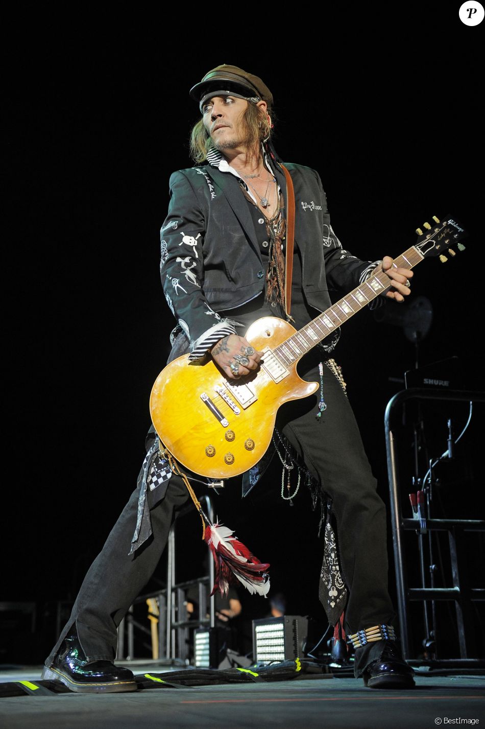 Johnny Depp et son groupe Hollywood Vampires en concert à la SSE Arena ...
