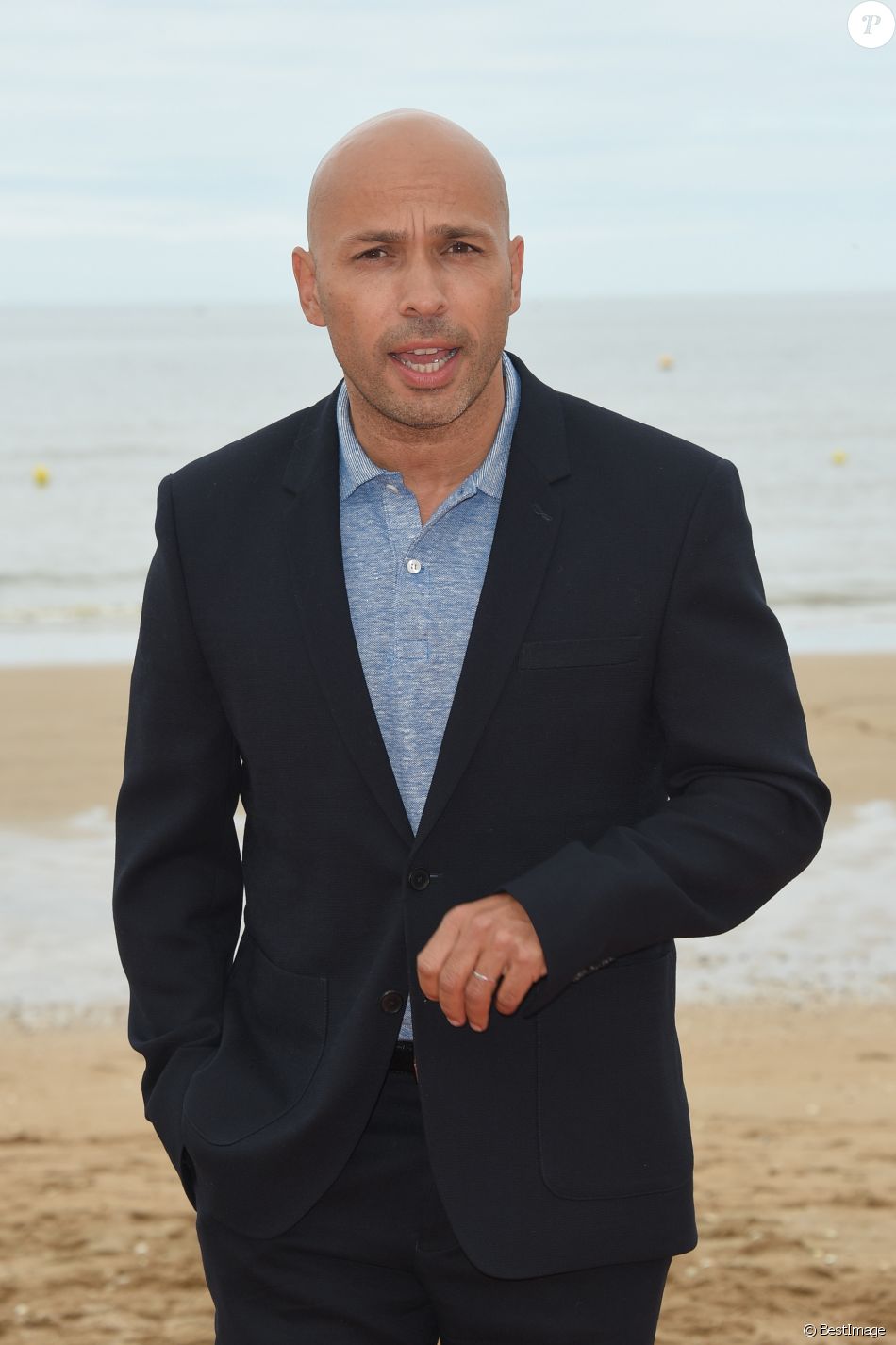 Eric Judor sur la plage lors du festival du film de Cabourg le 16 juin ...