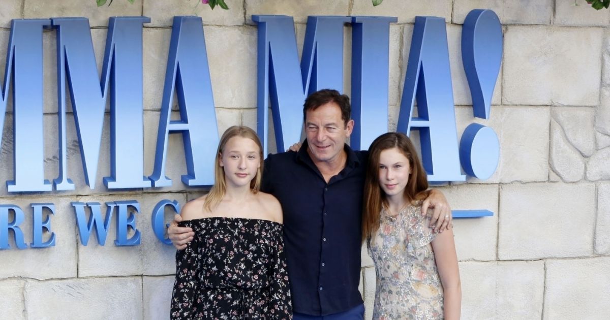 Jason Isaacs avec ses filles Ruby et Lily à la première de Mamma Mia ...