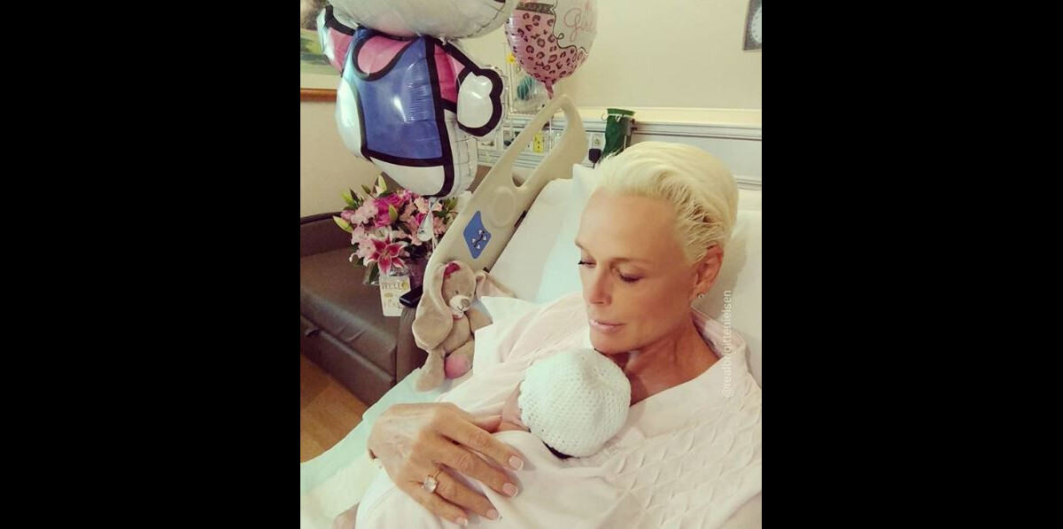 Photo : Brigitte Nielsen pose avec sa petite Frida, à la maternité à ...