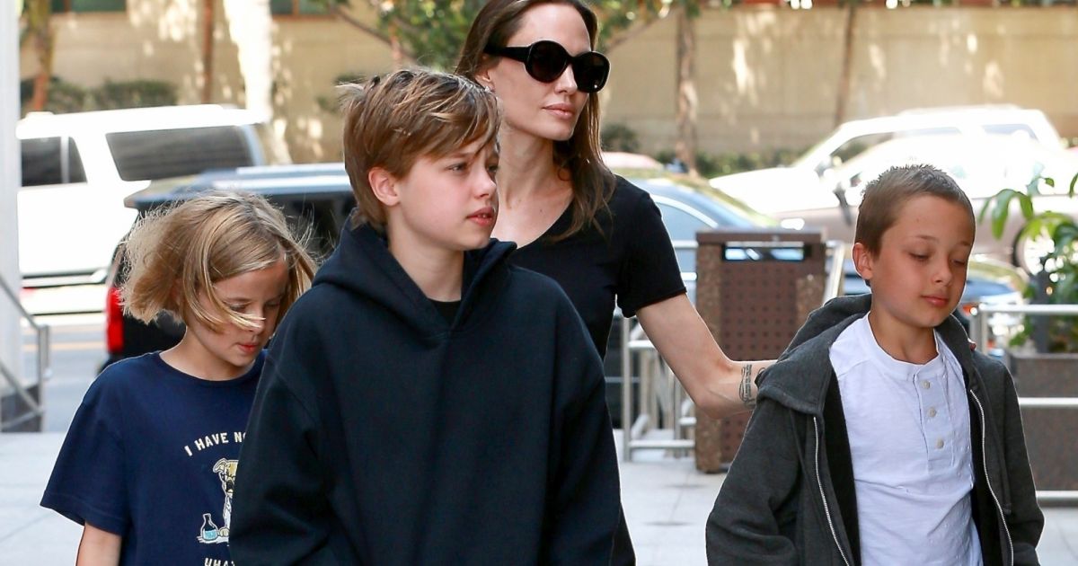 Angelina Jolie Et Ses Quatres Enfants Vivienne Zahara Knox Et Shiloh