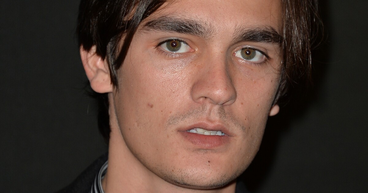 Alain-Fabien Delon se moque du "melon" de son père - Ode (Purepeople)