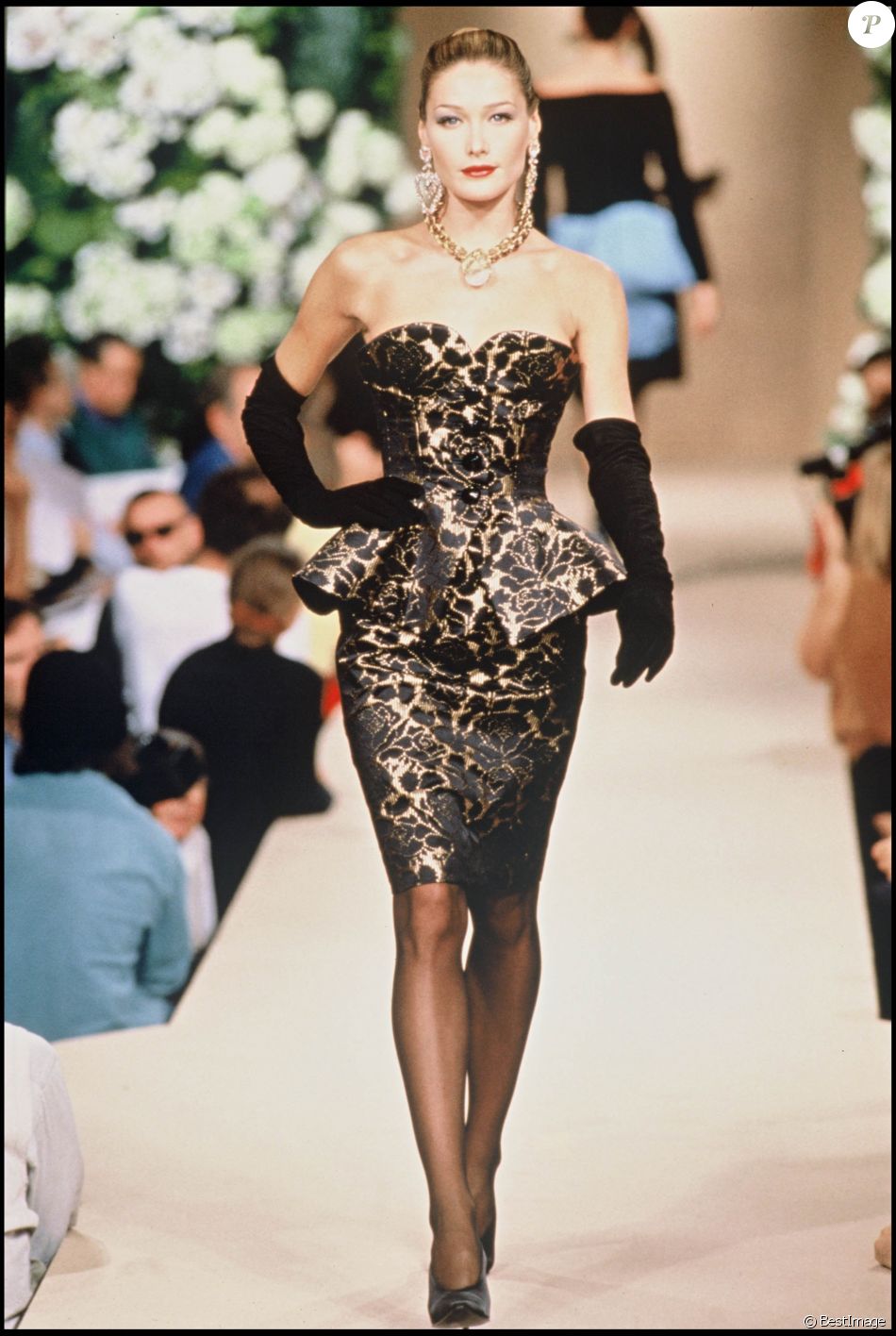Carla Bruni lors du défilé YSL à Paris en 1995. - Purepeople