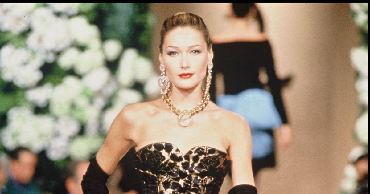 Carla Bruni lors du défilé YSL à Paris en 1995. - Purepeople