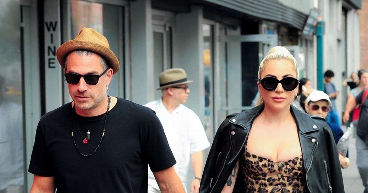 Lady Gaga et son fiancé Christian Carin se baladent main dans la main ...
