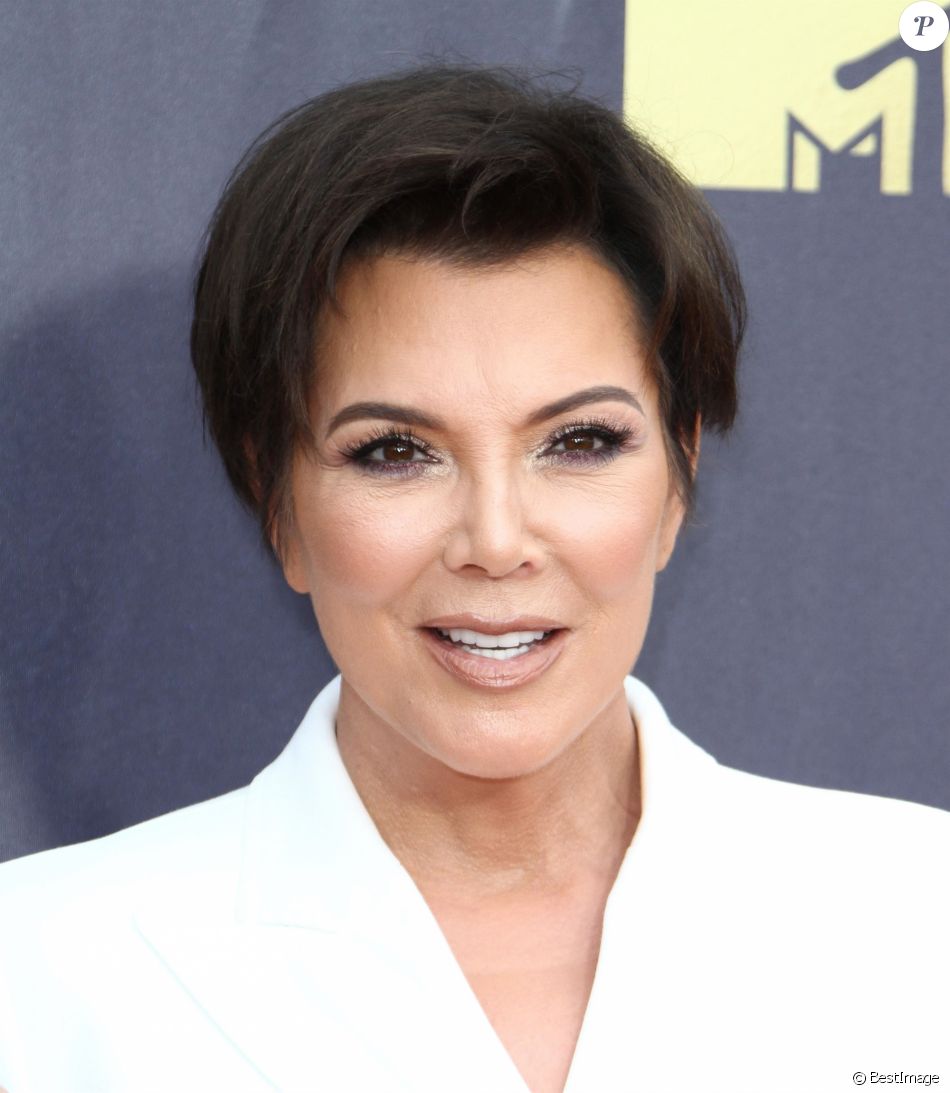 Kris Jenner posent lors du photocall de la soirée des MTV Movie And TV ...