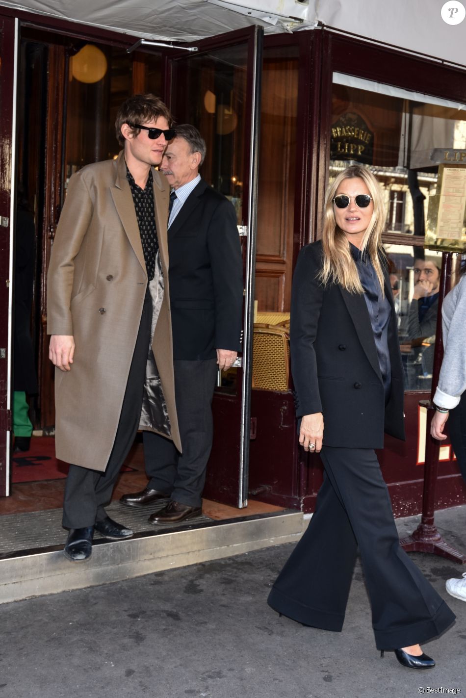 Kate Moss et son compagnon Nikolaï von Bismarck sortent de la brasserie ...