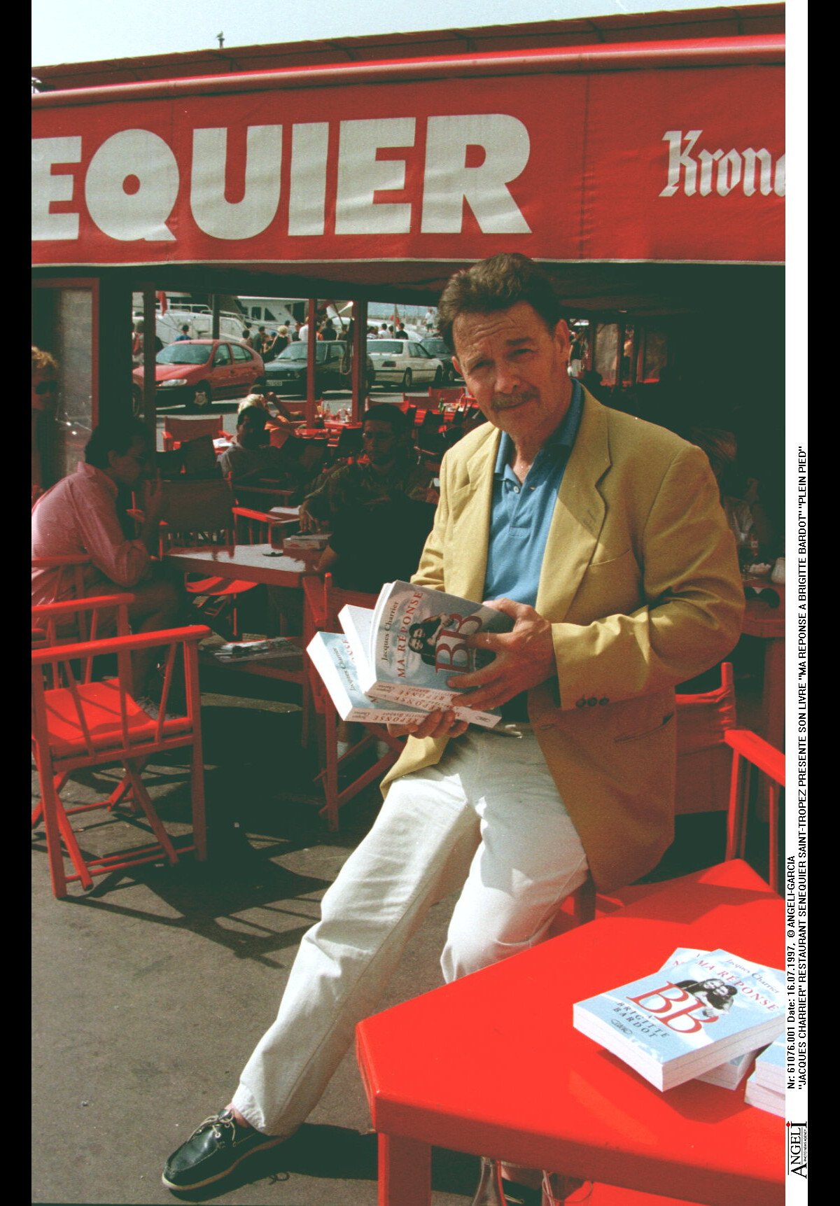 Photo : Jacques Charrier présentant son livre : Ma réponse à Brigitte ...