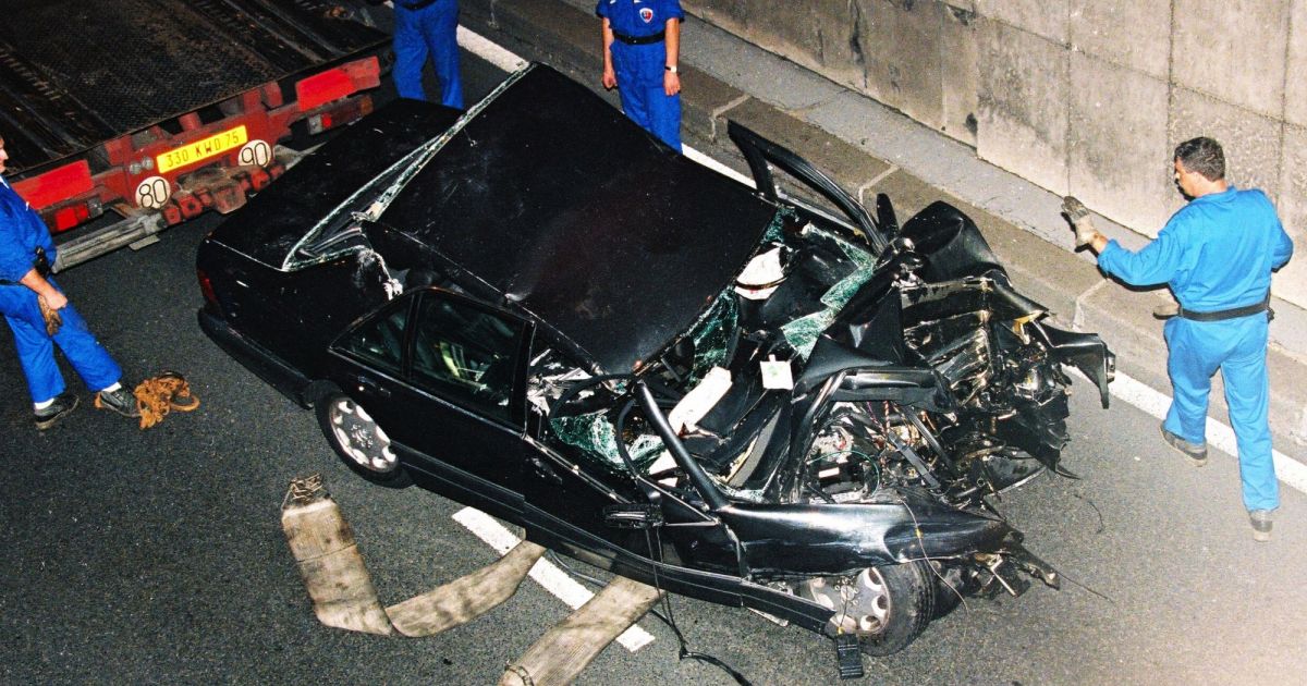 La voiture accidentée de Dodi Al-Fayed ke 31 août 1997 juste après l ...