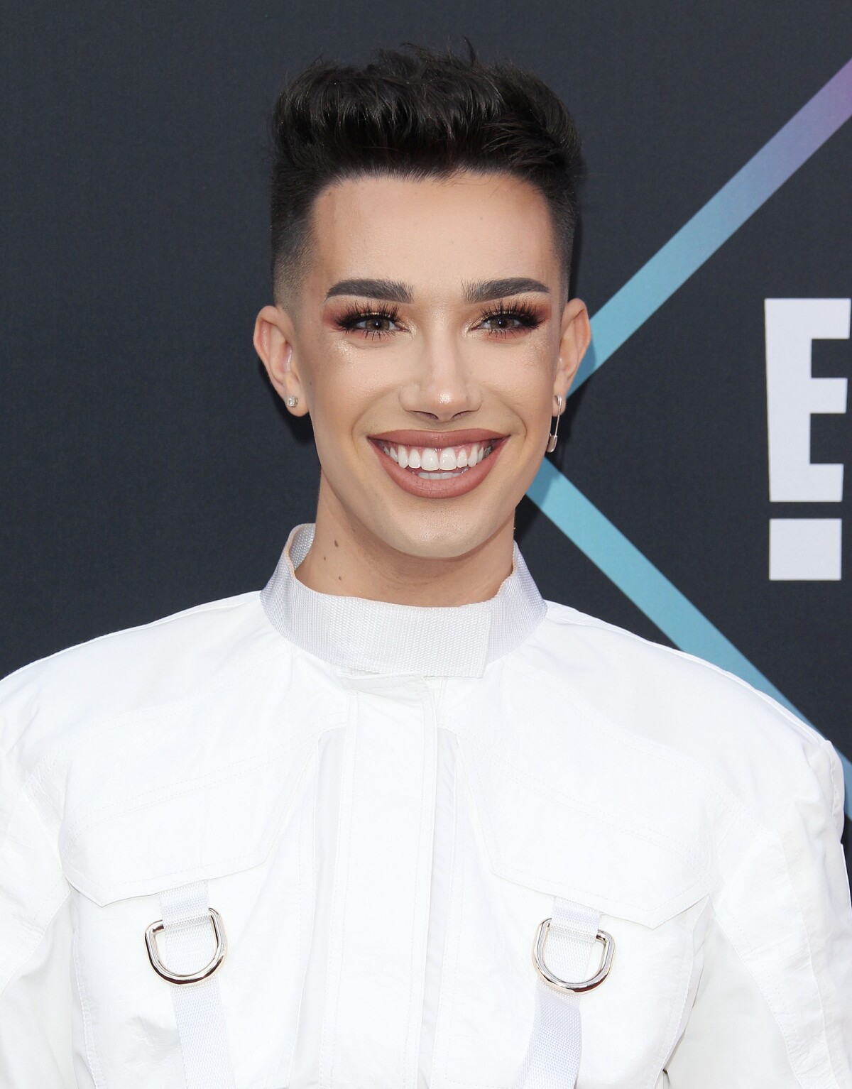 Photo : James Charles à la soirée People's Choice Awards au Barker ...