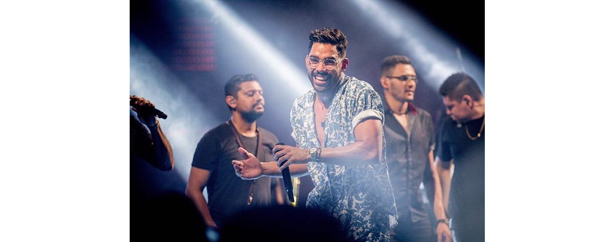 Photo : Le chanteur brésilien Gabriel Diniz en concert, le 19 avril ...