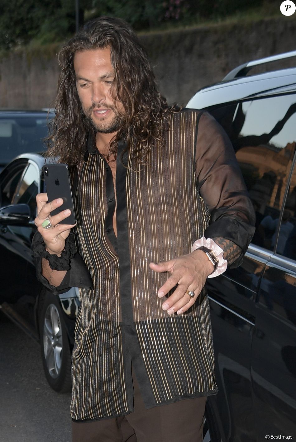 Jason Momoa arrive au défilé Fendi - The Dawn of Romanity, en hommage à ...