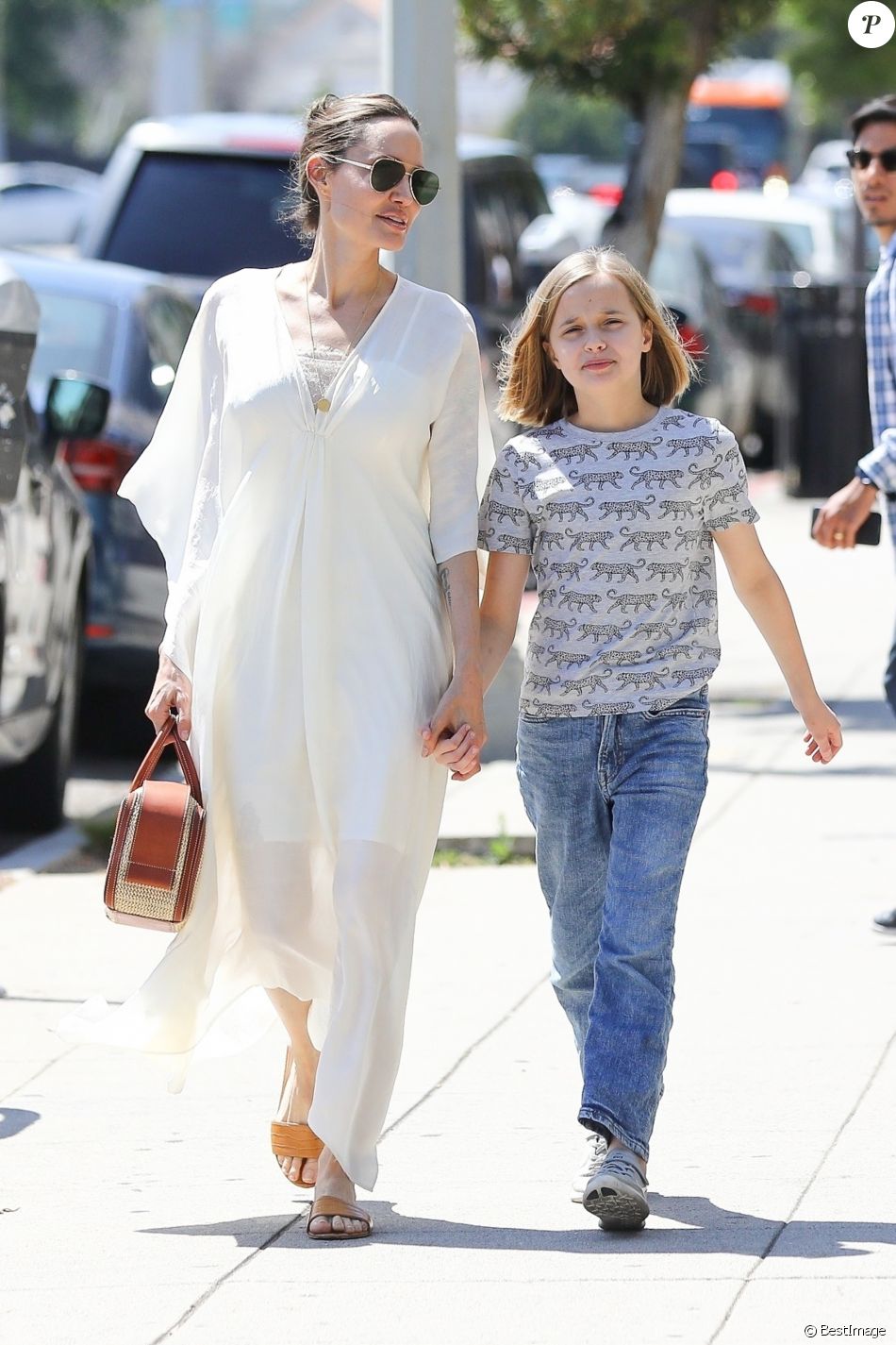Angelina Jolie Se Promène Avec Sa Fille Vivienne à Los Angeles Le 23