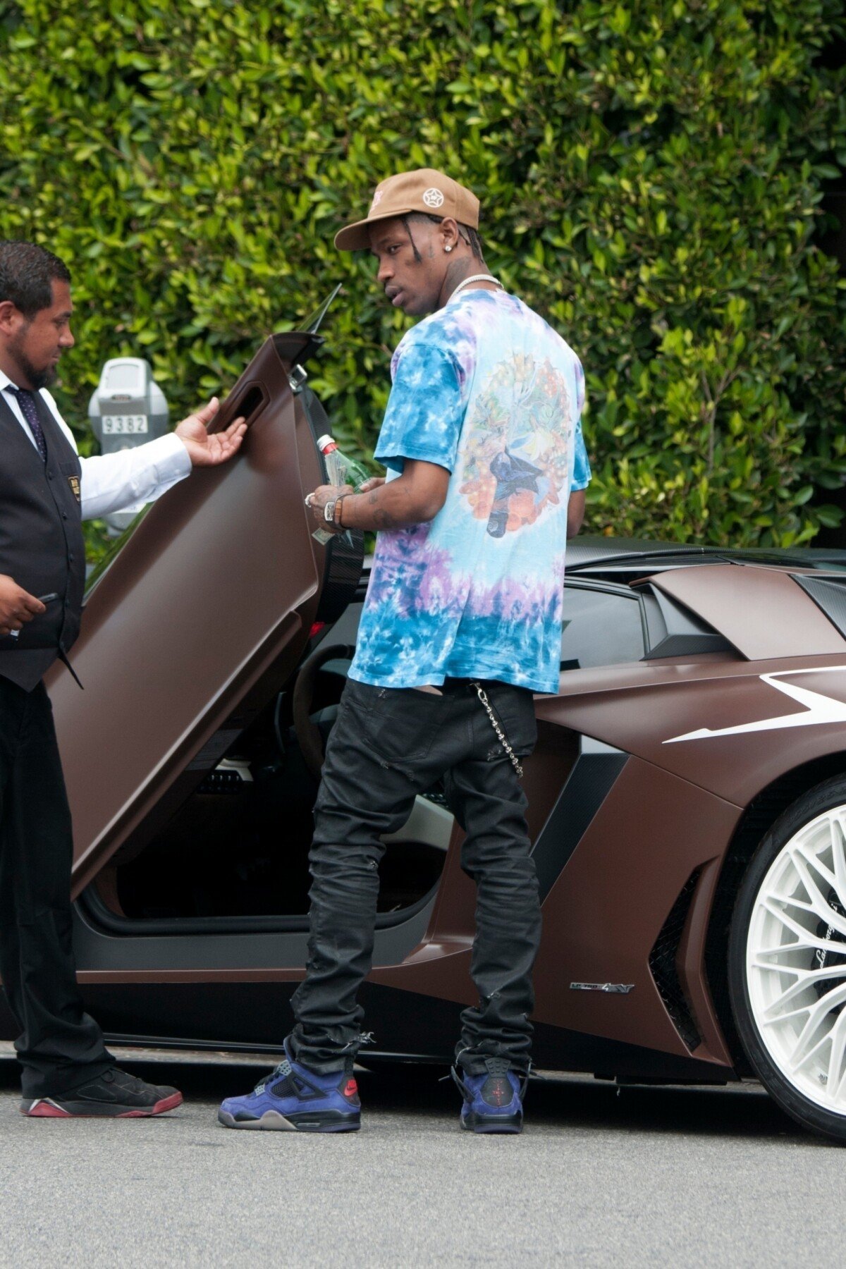 Photo : Exclusif - Travis Scott remonte dans sa Lamborghini Aventador ...