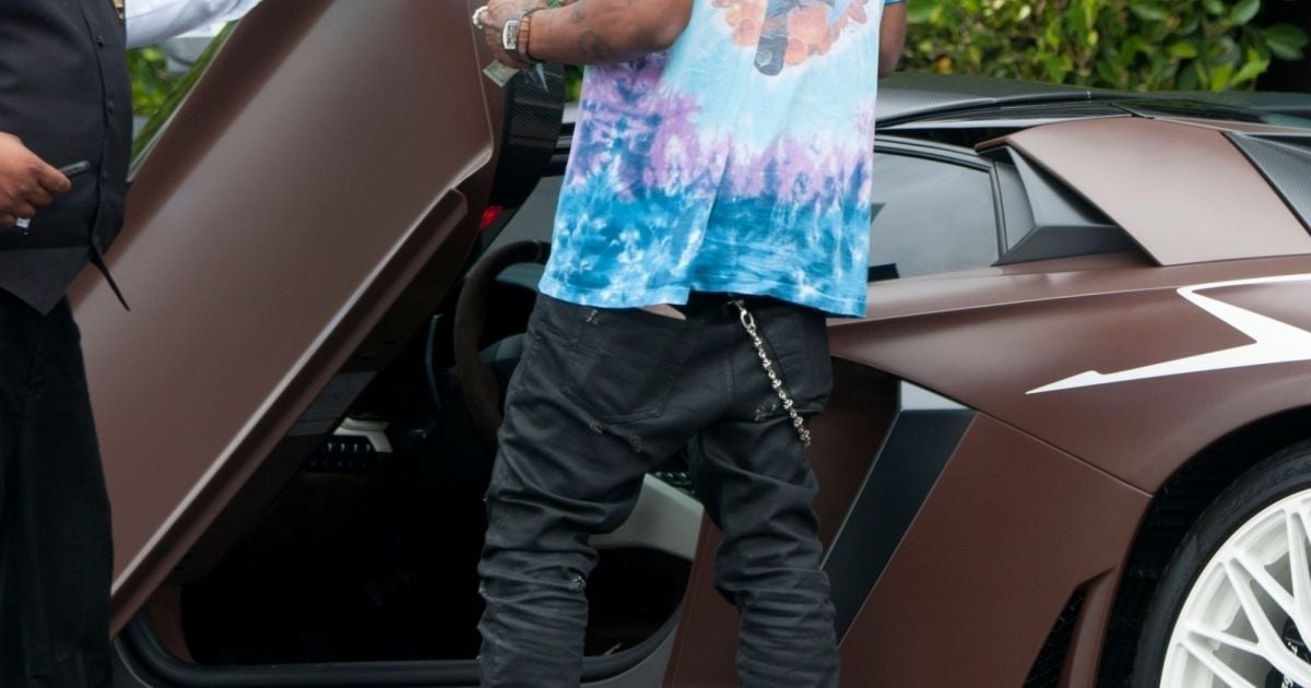 Exclusif - Travis Scott remonte dans sa Lamborghini Aventador, en ...