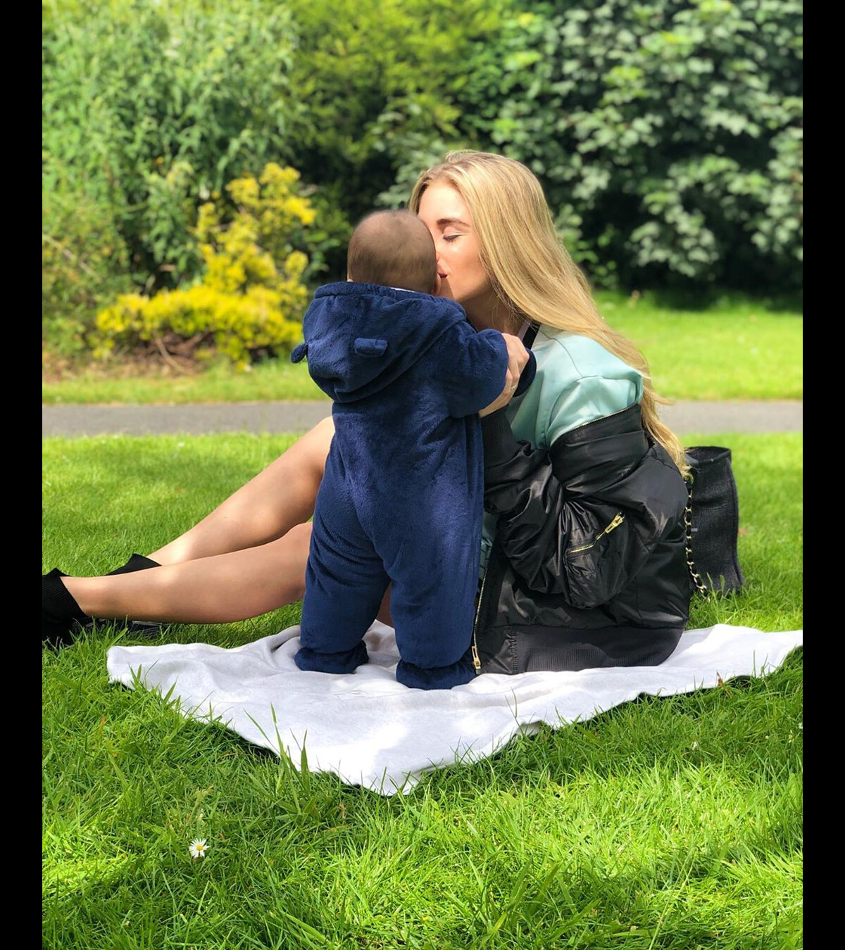 Photo : Maria Salaues, compagne de Paul Pogba, posant avec leur fils ...