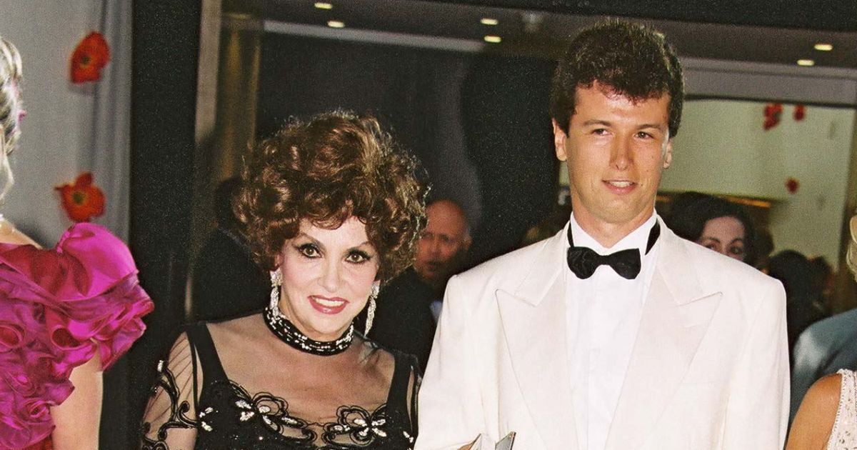 Gina Lollobrigida, accompagnée de son amant Javier Rigau Rafols, au bal ...