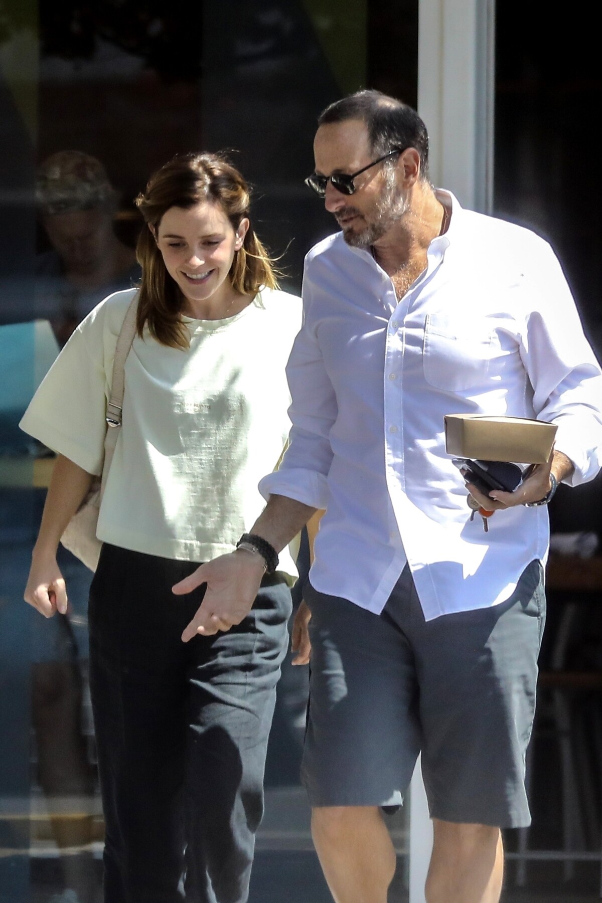 Photo : Exclusif - Emma Watson et un ami sont allés déjeuner au Superba ...