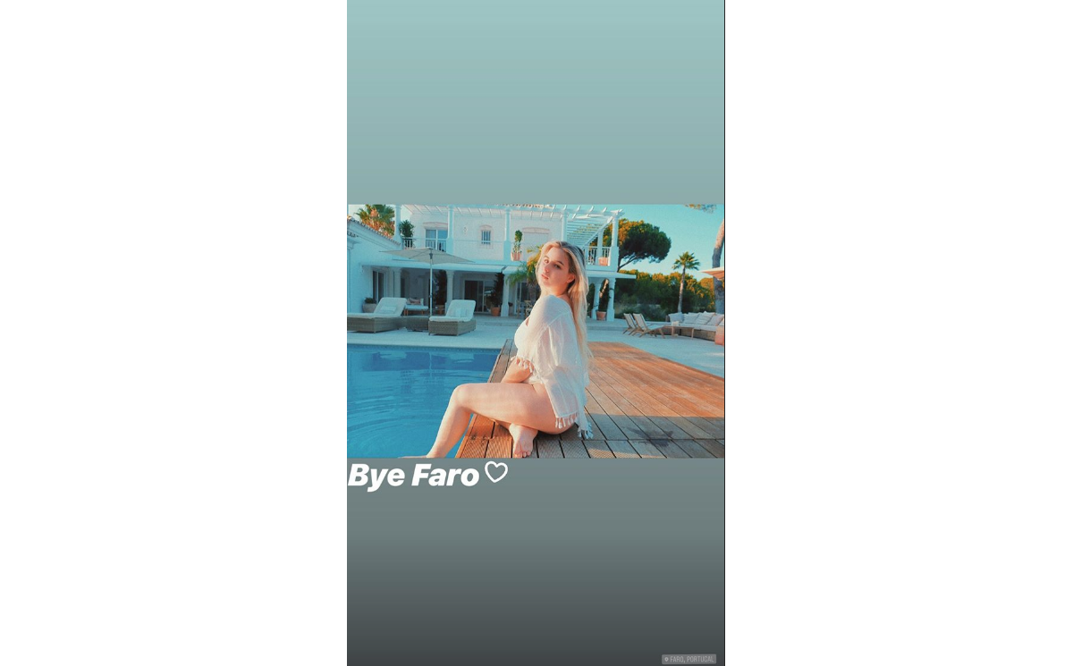 Photo : Darina Scotti-Vartan prend la pose dans une tenue immaculée ...