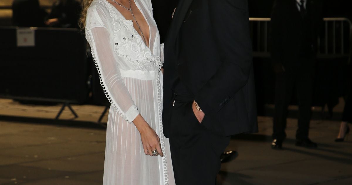 Stella Maxwell et Jordan Barrett - Arrivées au défilé de mode caritatif ...