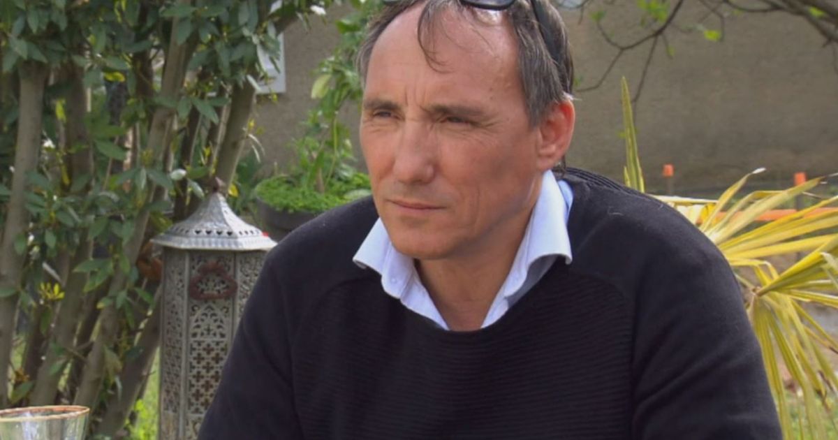 Adrien annonce son mariage à sa famille dans Mariés au premier regard ...