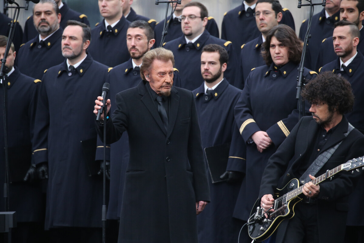 Photo : Johnny Hallyday qui chante "Un dimanche de janvier" en hommage ...