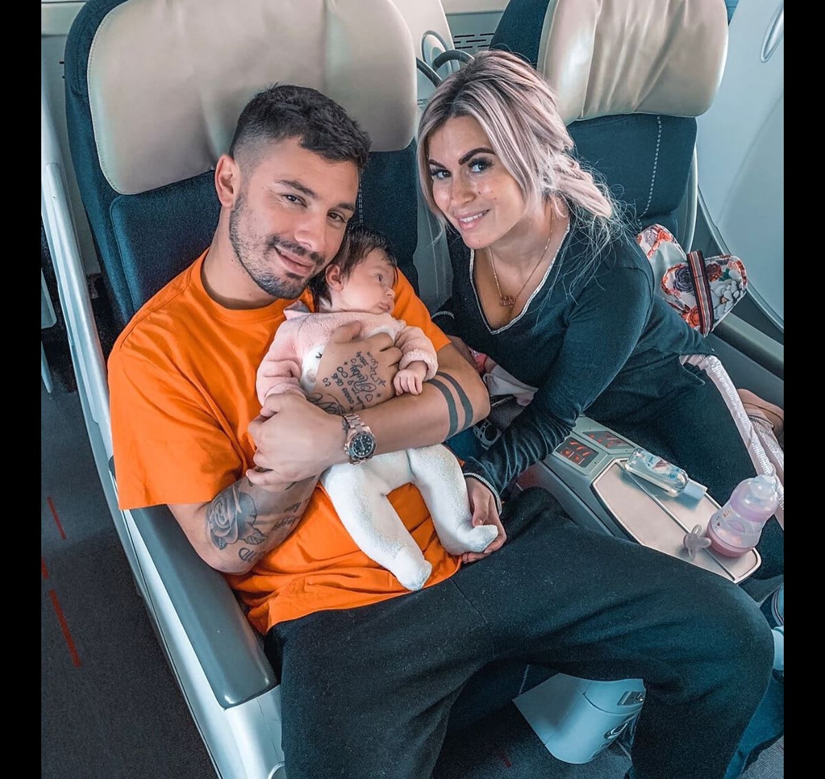 Photo : Carla Moreau, Kevin Guedj et Ruby dans un avion, le 13 novembre ...