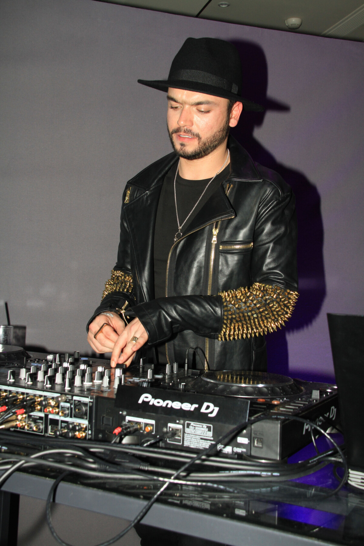 Photo : Le DJ Noam Adams - People à la soirée "Le grand dîner" à l ...