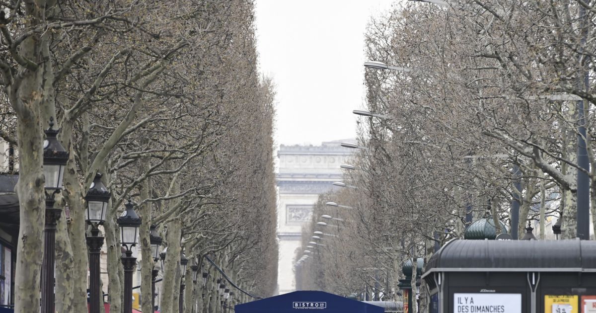 Trottoirs des Champs ELysees deserts - Confinement et contrôles de ...