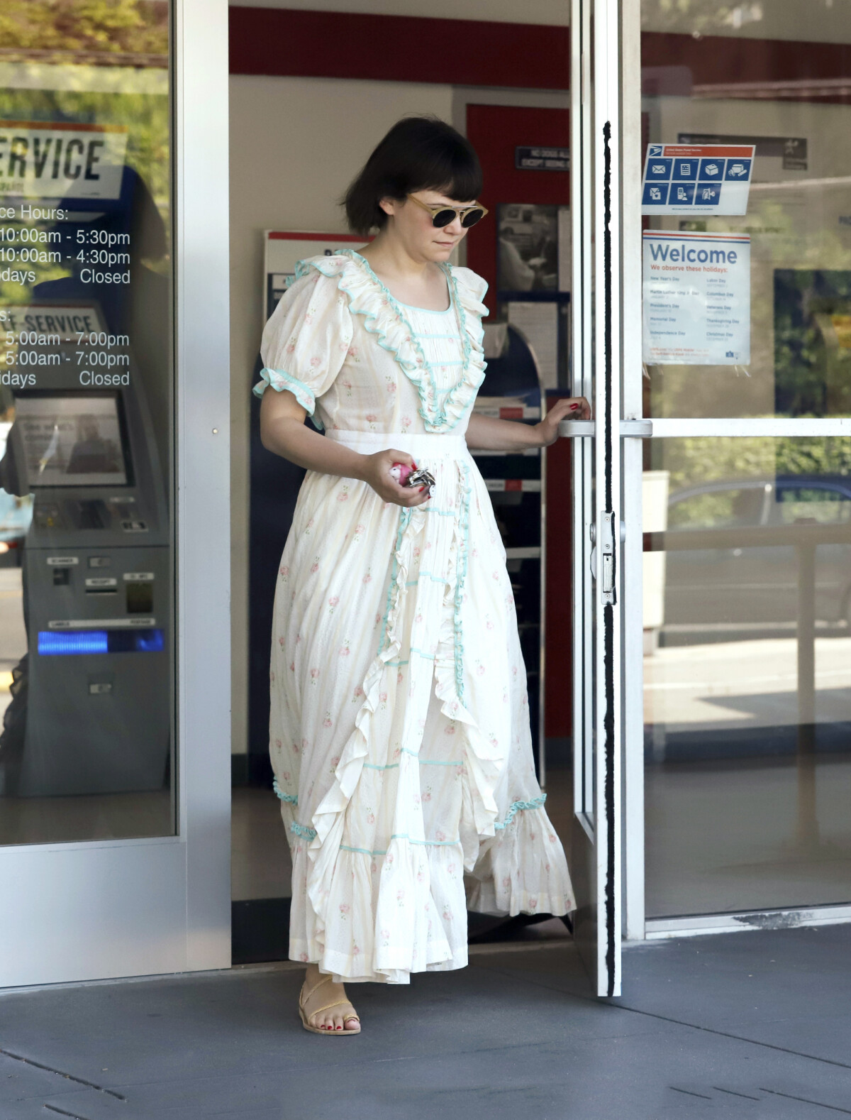 Photo : Exclusif - Ginnifer Goodwin, chargée de gros paquets, les ...