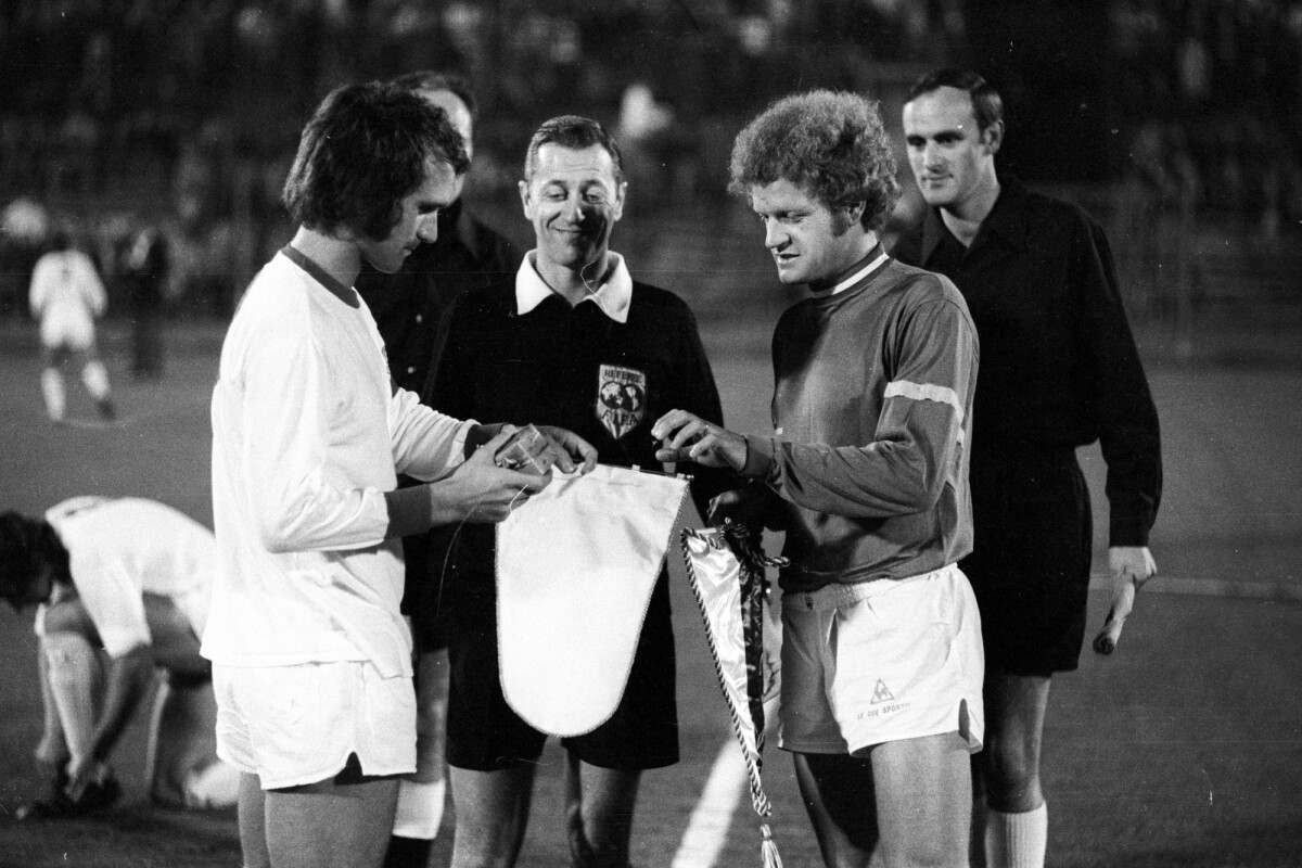 Photo : Wolfgang Overath du 1. FC Cologne et Robert Herbin de l'AS ...