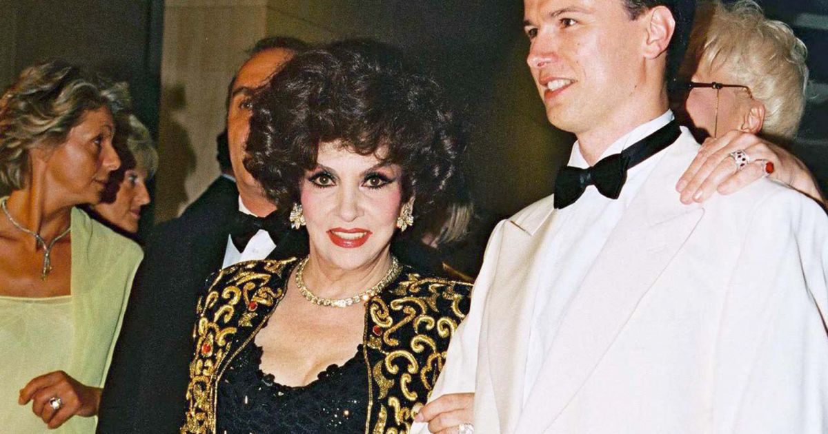 Gina Lollobrigida et Javier Rigau au bal de la Croix Rouge à Monaco, le ...