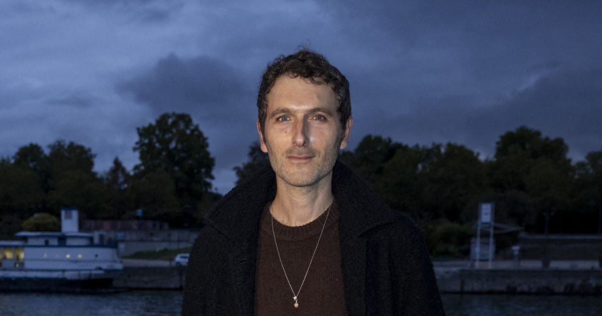 Simon Buret assiste au défilé AMI, collection prêt-à-porter printemps ...