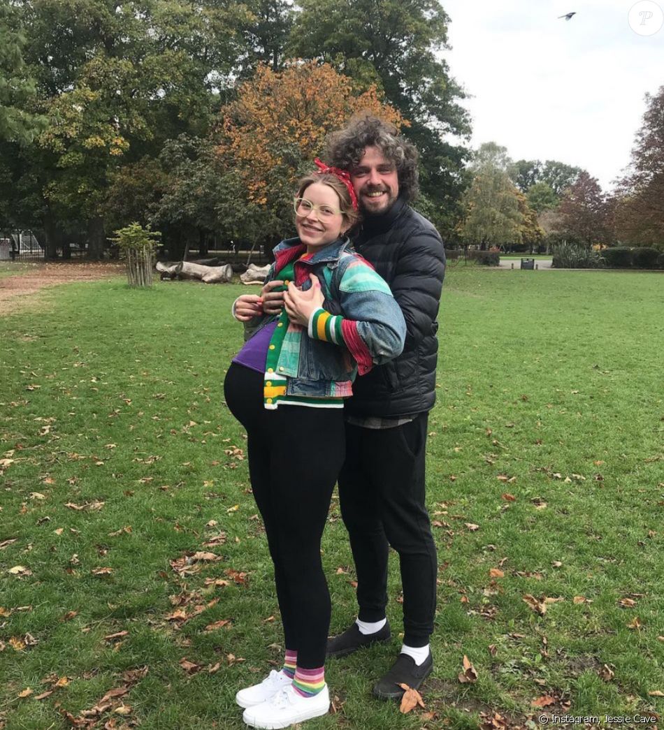 Jessie Cave, enceinte de son troisième enfant, et son compagnon Alfie ... Jessie Cave, enceinte de son troisième enfant, et son compagnon Alfie ...