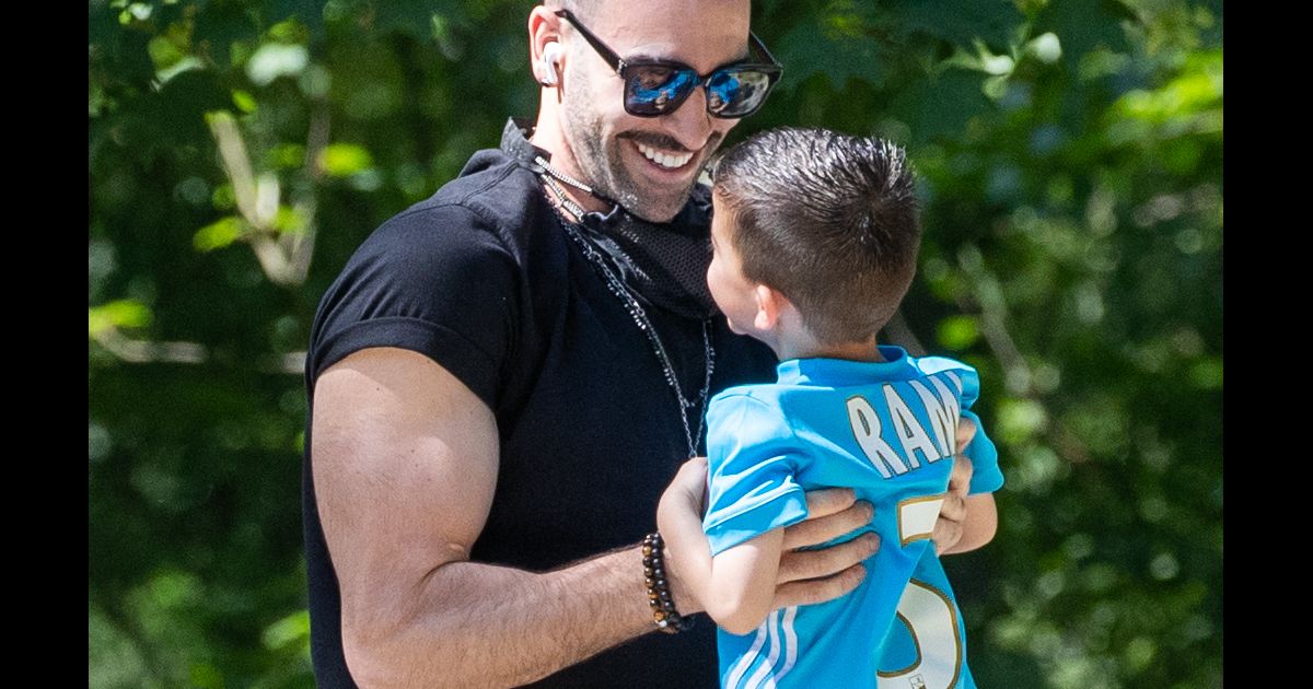 Adil Rami se promène avec son fils, Paris May 30, 2020. - Purepeople