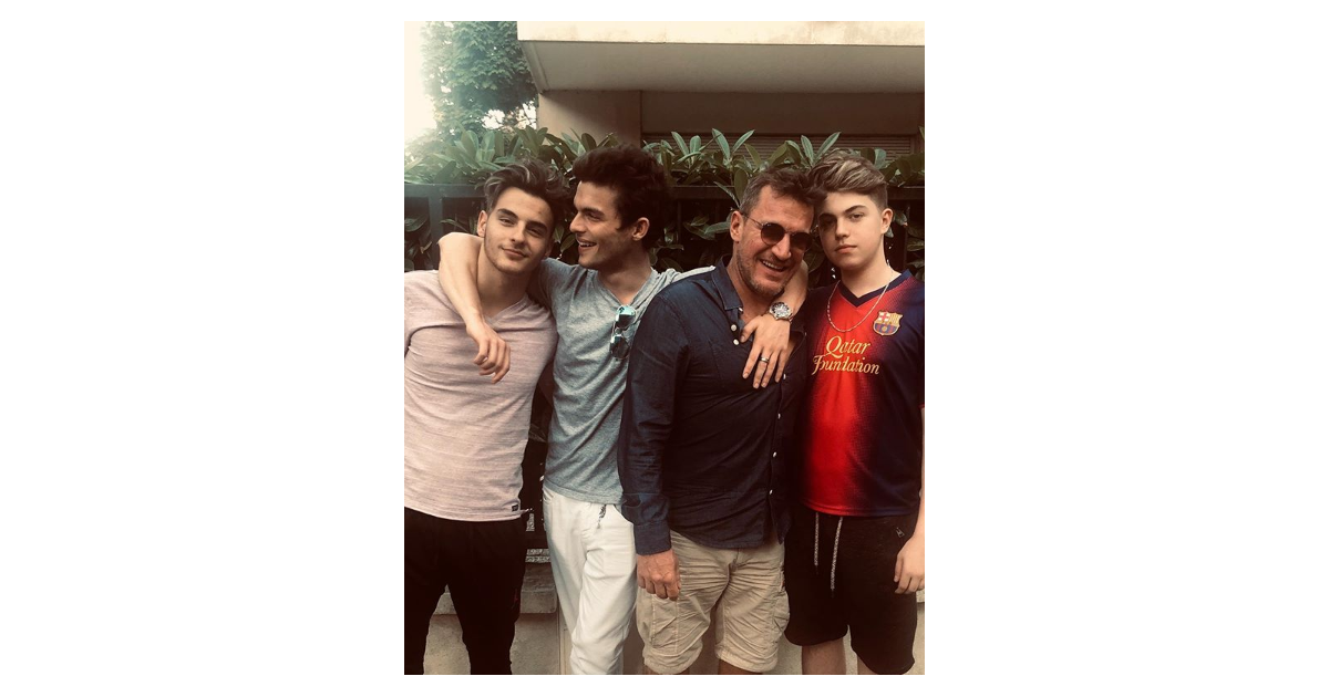 Benjamin Castaldi entouré de ses trois fils Julien (22 ans), Simon (19 ...