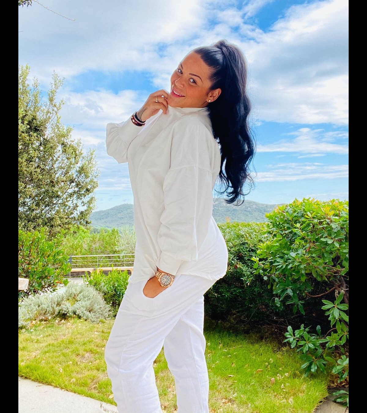 Photo : Sarah Fraisou sublime en blanc sur Instagram, le 20 octobre ...