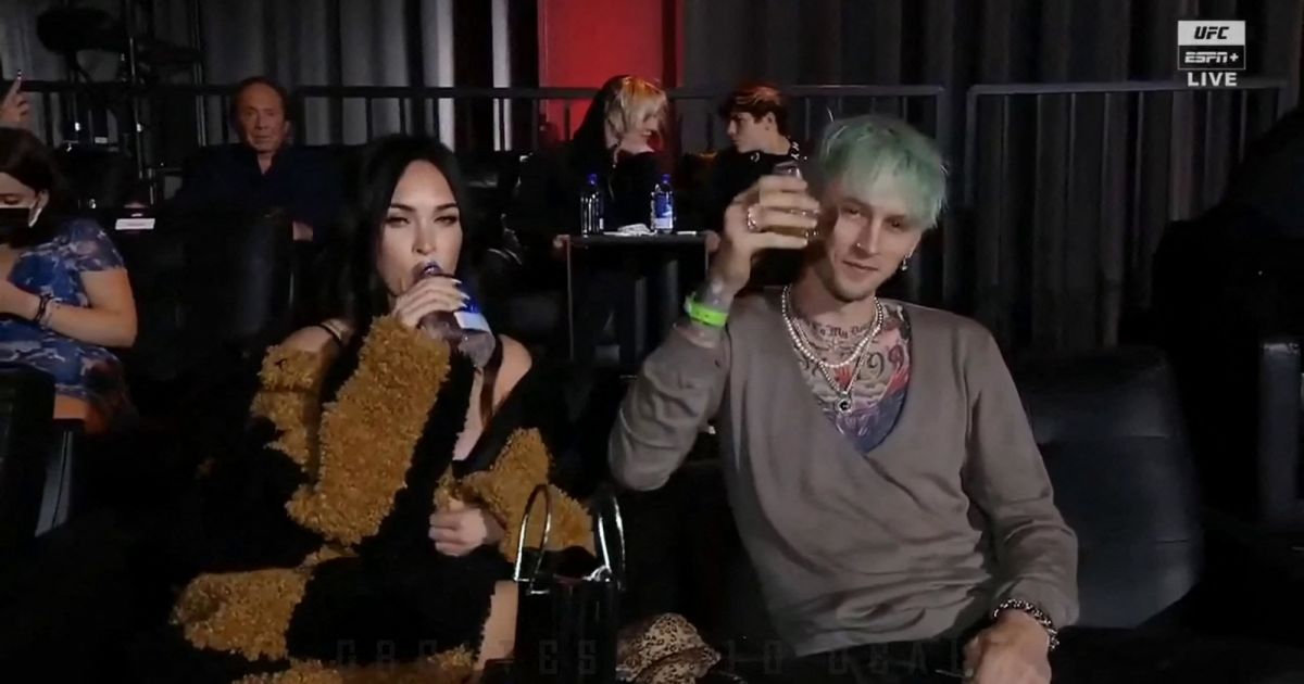 Megan Fox et son compagnon Machine Gun Kelly assistent à l'UFC 260 ...